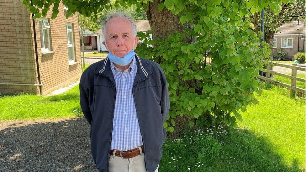 Siom am dorri gwasanaethau bysiau yn Aberteifi - BBC Cymru Fyw