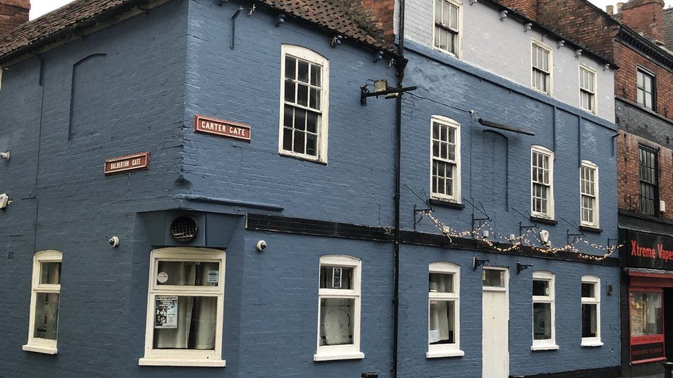 Newark council sees red over blue pub makeover - BBC News