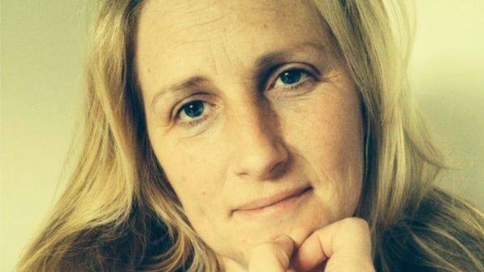 Mother believes tiles at Haggerston Girls' School caused cancer - BBC News