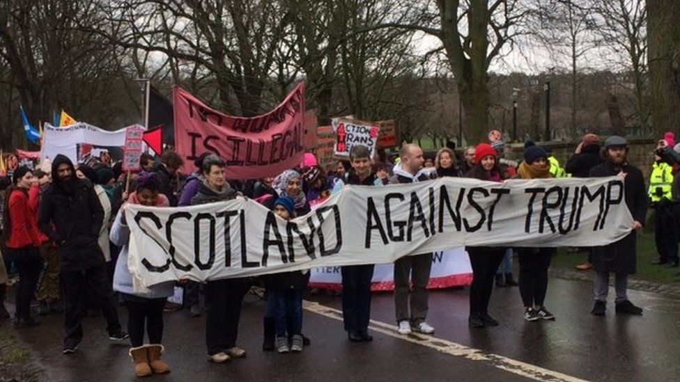 Fresh Scottish protest held against Donald Trump - BBC News