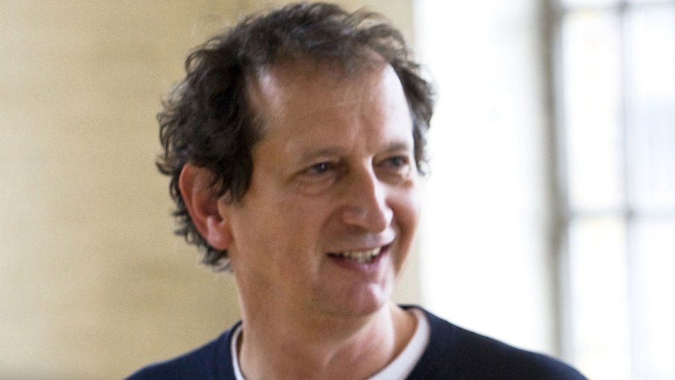 Young Vic theatre boss David Lan is stepping down - BBC News