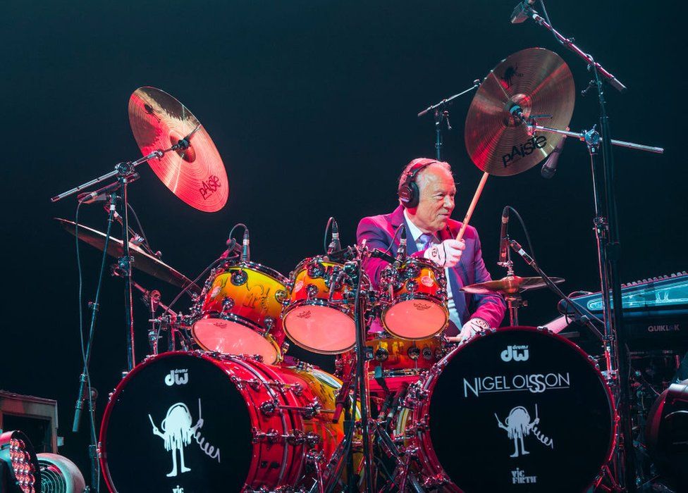 Ateb y Galw: Y cerddor Aled Wyn Hughes - BBC Cymru Fyw