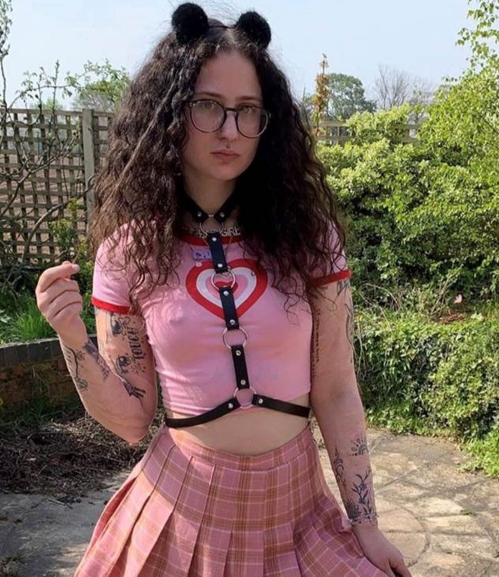 Instagram: 'I don't want people to be ashamed of their scars' - BBC News