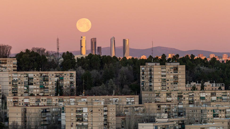 Full Snow Moon: What is a Full Snow Moon? - BBC Newsround