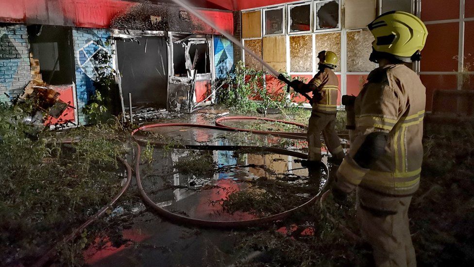 Doncaster school fire: Blaze breaks out at derelict building - BBC News