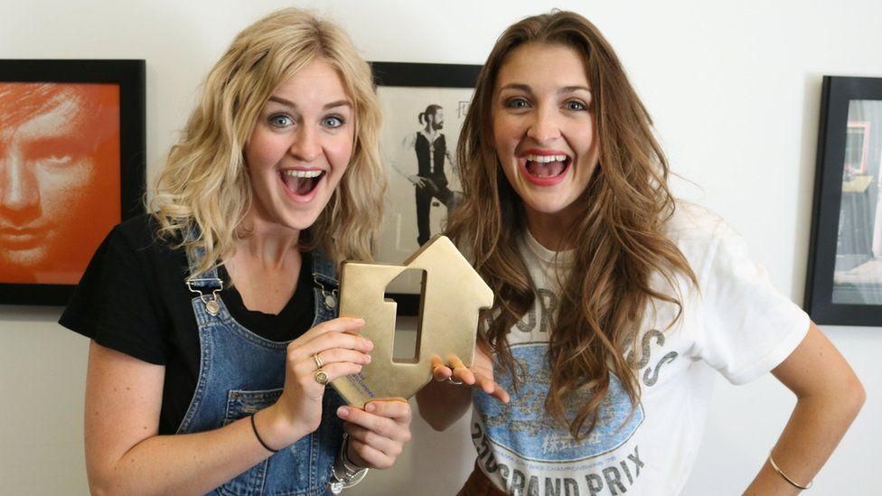 Country duo Ward Thomas top UK album chart - BBC News