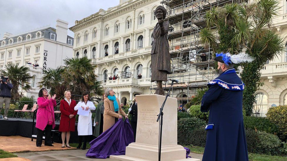 Nancy Astor: Theresa May unveils statue for pioneering female MP - BBC News