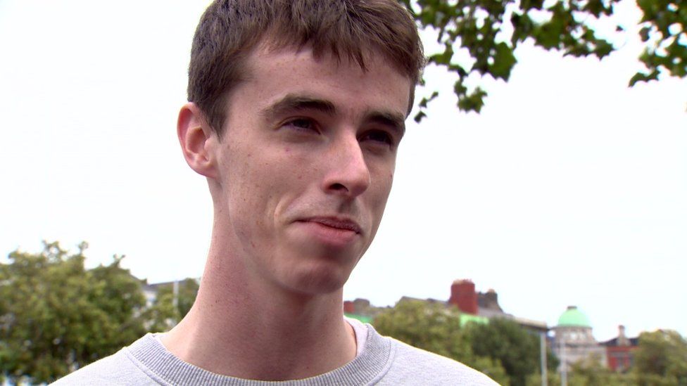 Northern Ireland students aim to stay in Dublin post-Brexit - BBC News