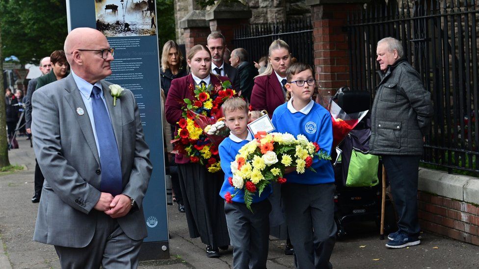 Shankill bomb memorial unveiled on 30th anniversary - BBC News