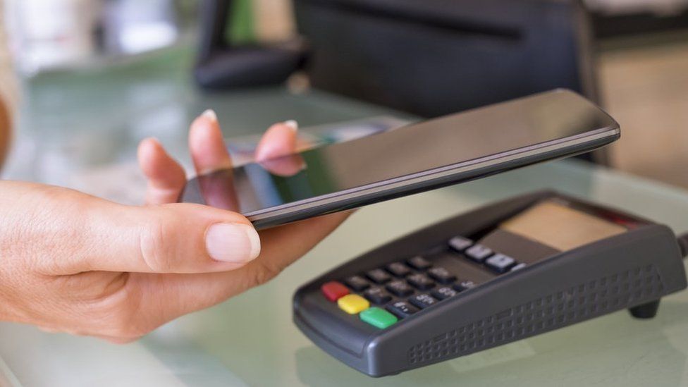 Does 'pay by app' mean an end to shopping queues? - BBC News