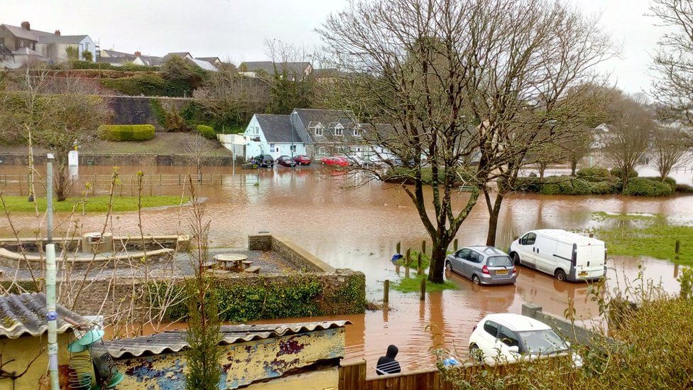 Flood alerts in Wales after bank holiday snow - BBC News