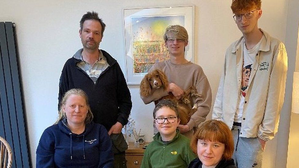 Ukrainian friends start new life together in Bridgwater - BBC News