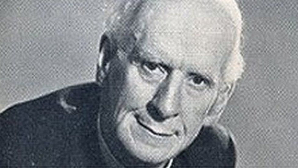 Anrhydeddau'r Frenhines: Diolch, ond dim diolch - BBC Cymru Fyw