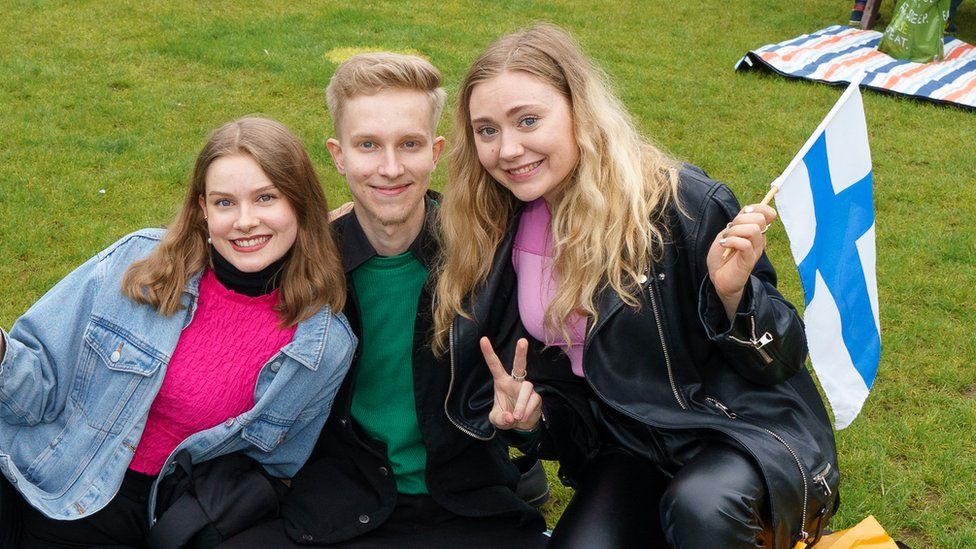 London Eurovision fans party in the park for final - BBC News