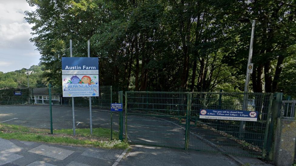 Coronavirus: Pupils at two Plymouth schools told to self-isolate - BBC News