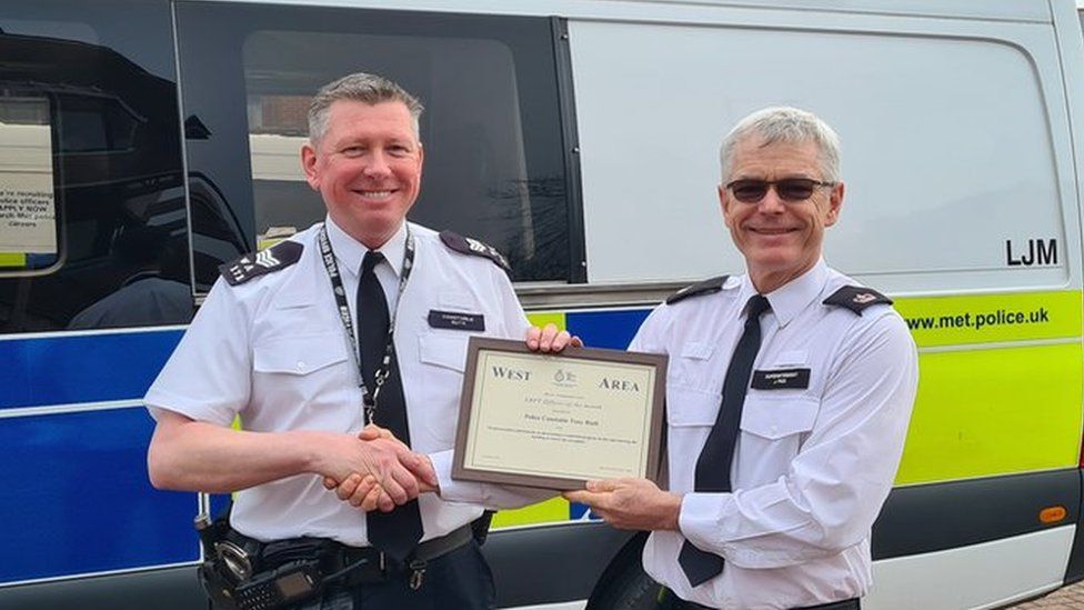 Met Police officer commended for rescuing family from flat fire - BBC News