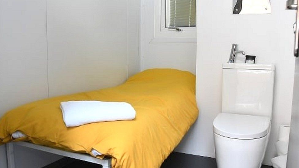 York trials 'life-saving' pods for rough sleepers - BBC News