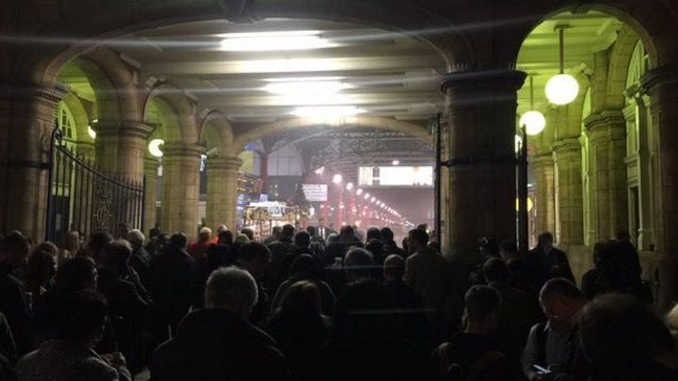 London Marylebone Station evacuated after train fire - BBC News