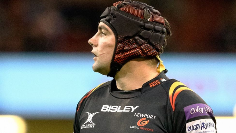 Welsh rugby player suffers serious spinal injury - BBC News
