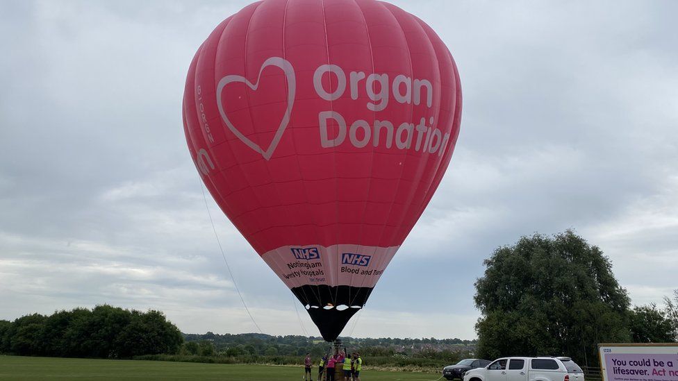 Families back balloon's organ donation mission - BBC News