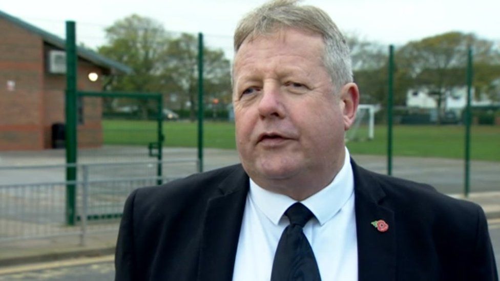 Cleethorpes: Parents fined for illegal parking on school run - BBC News