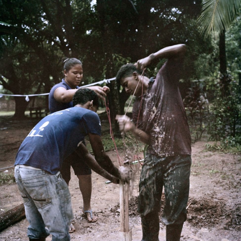 In pictures: Nicaraguan ex-gang members turned plumbers - BBC News