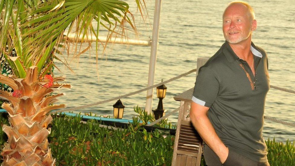 'Devoted dad' Mark Colwill killed in Holsworthy crash - BBC News