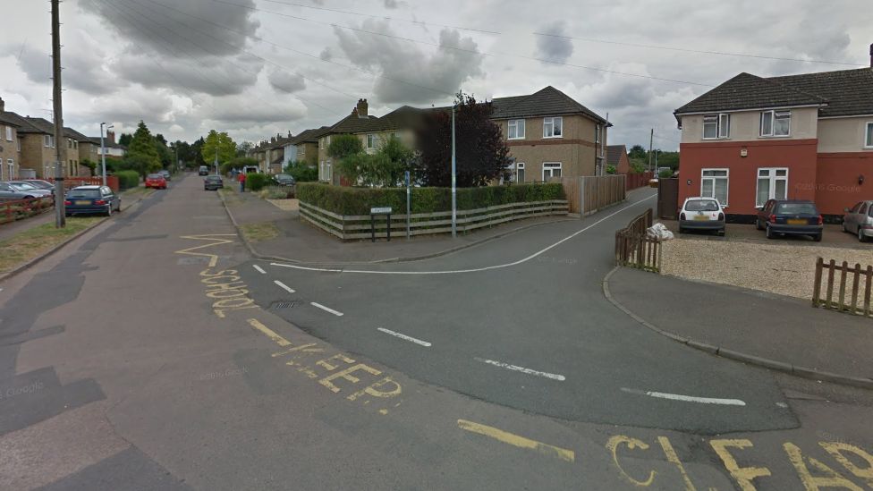 Biggleswade: Traffic order considered for school drop-off road - BBC News