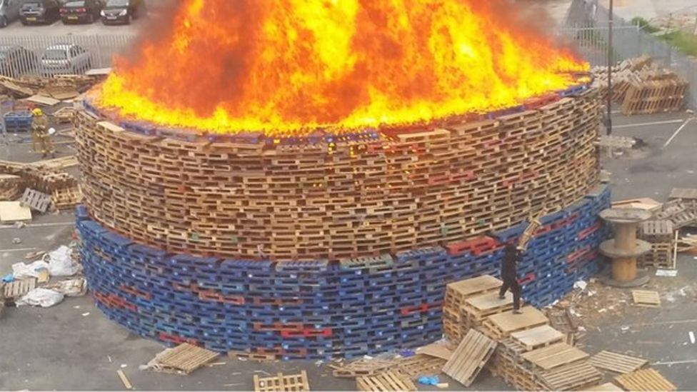 Bonfire set alight in Sandy Row in Belfast city centre - BBC News