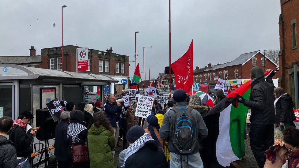 Steve McCabe: Shadow defence minister to stand down - BBC News