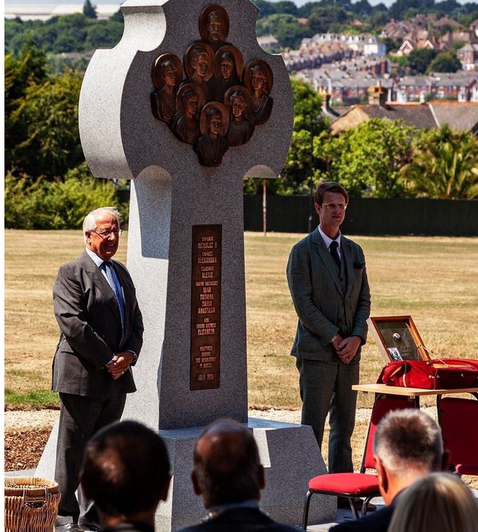 Memorial to Russian royal family unveiled on Isle of Wight - BBC News