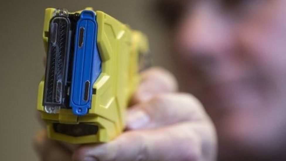 Police Taser man suspected of carrying machete in shop - BBC News