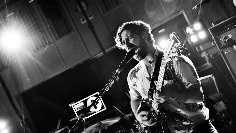 Foals return with music that 'makes you want to smash a room up' - BBC News