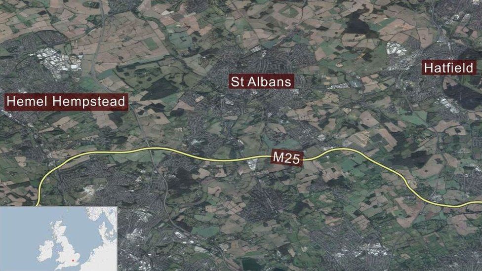 Student microlight pilot in near-miss close to M25 - BBC News