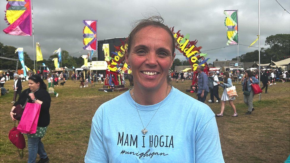 National Eisteddfod: Scottish woman wins Welsh learner title - BBC News