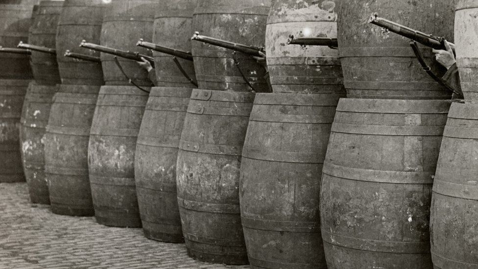 Rare Easter Rising photos show Dublin in rubble - BBC News