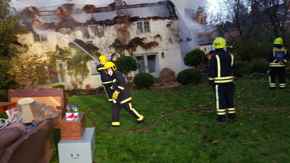 Devizes thatched house fire: 'Picture-postcard' home shock - BBC News