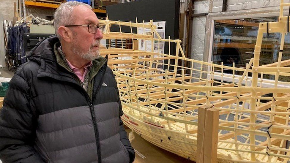 Diwrnod nodedig wrth ailadeiladu 'jig-so' Llong Casnewydd - BBC Cymru Fyw