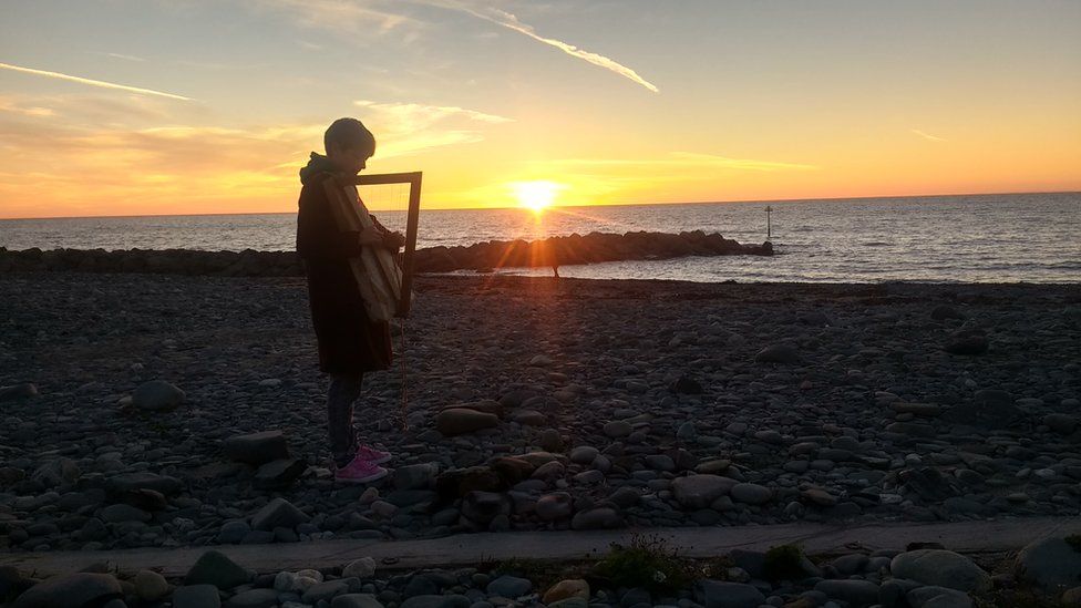 Ateb y Galw: Y delynores Cerys Hafana - BBC Cymru Fyw