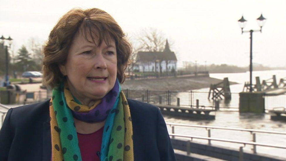 Long ambulance wait for dementia patient near hospital - BBC News