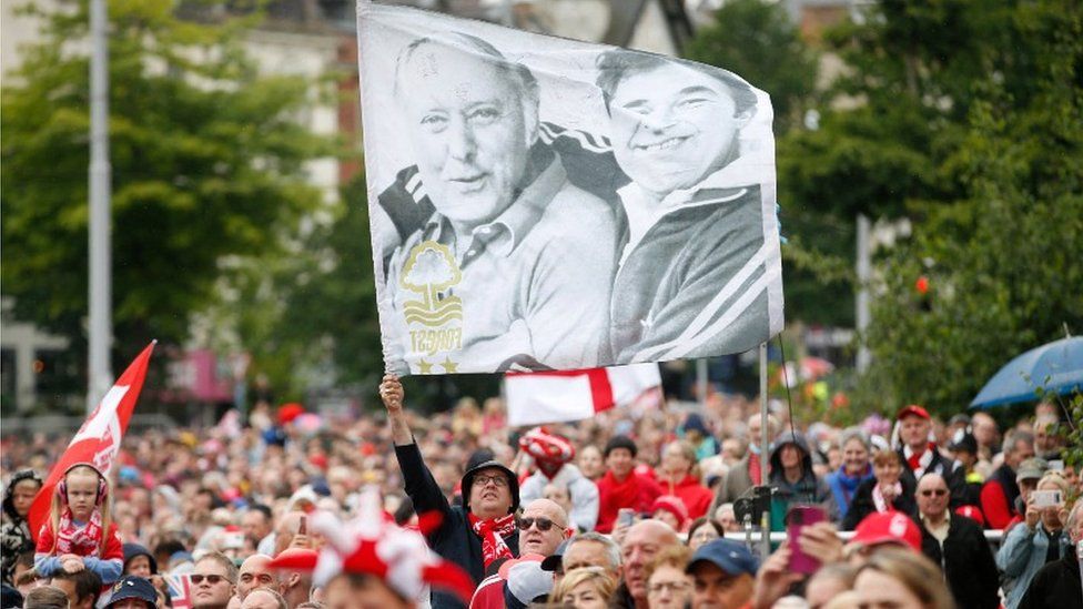 Forest fans celebrate promotion in Nottingham city centre - BBC News