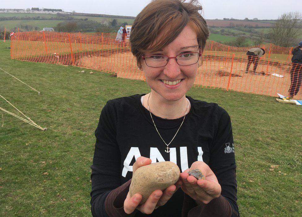 Bronze age pot uncovered in Cornwall field - BBC News