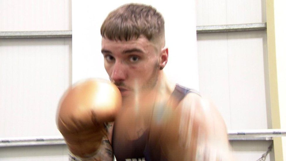 Boxer Tommy Coyle leads tributes to 'hero' greengrocer dad - BBC News