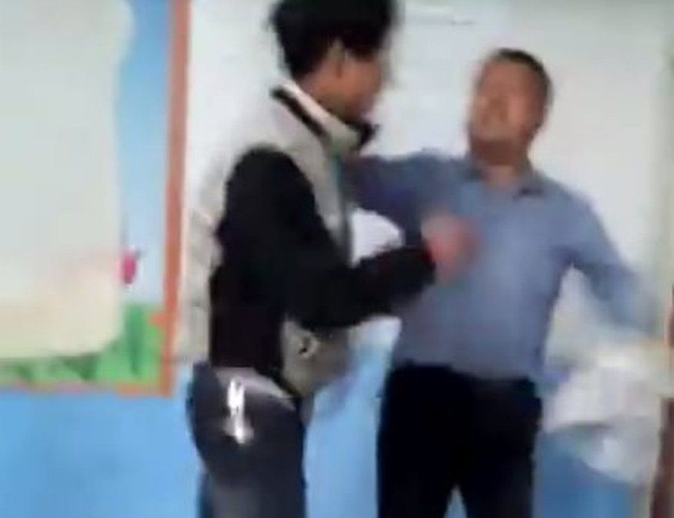 China officials 'investigate classroom brawl' in Anhui province - BBC News