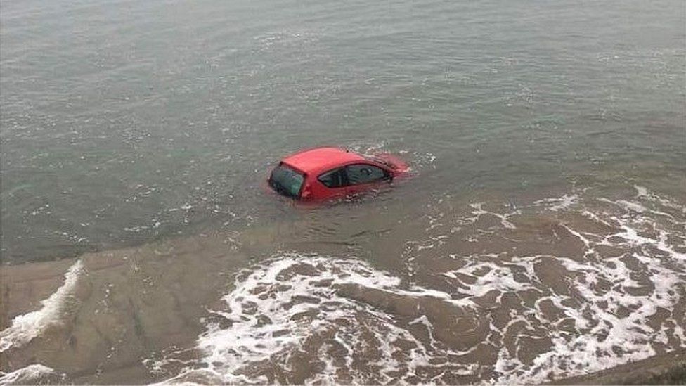 Car pulled from sea in Scarborough after tide comes in - BBC News