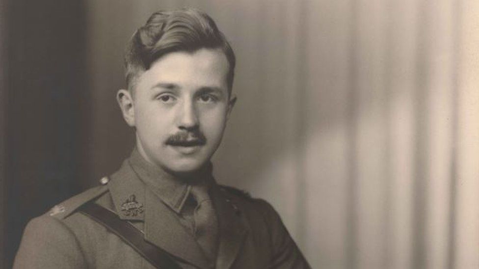 SAS World War Two hero honoured 75 years after death in France - BBC News