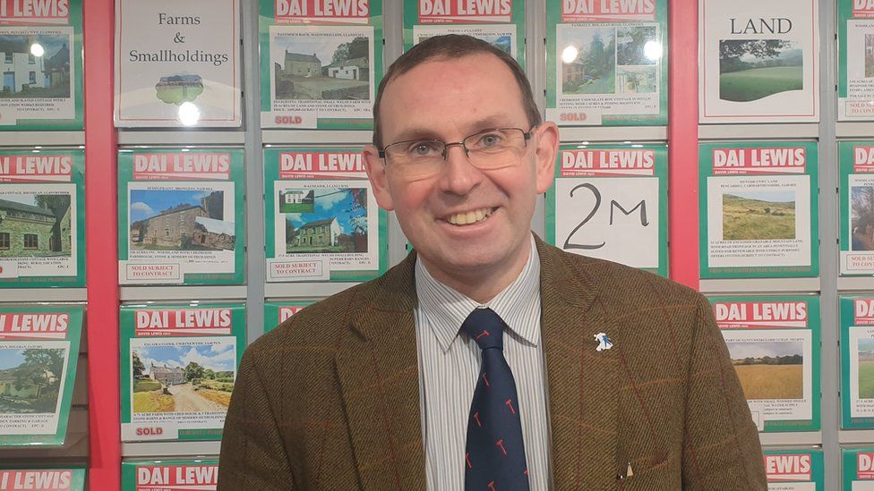 Castell Newydd Emlyn: Sut mae Covid wedi gadael ei farc? - BBC Cymru Fyw