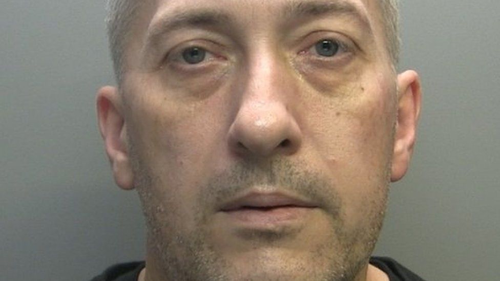 Armed robber Mark Mercer kicked by victim gets 18 years - BBC News