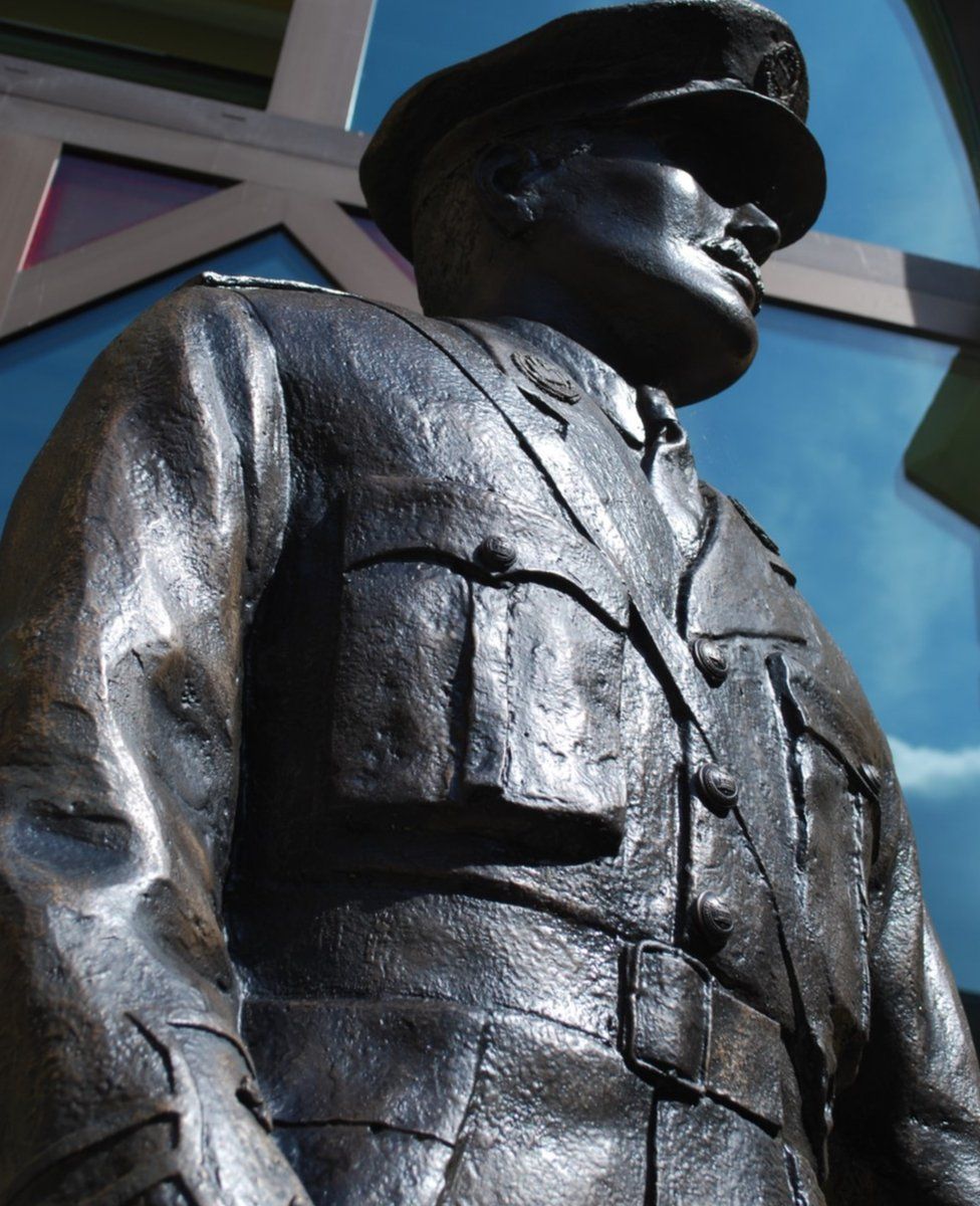 Edgar Mobbs: Events mark Passchendaele hero's death - BBC News