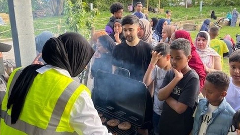 Cardiff: Somali community rallies after Africa catastrophes - BBC News